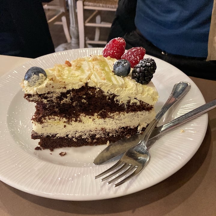 Food Love Piacenza, Italy Pan di spagna al cioccolato con crema ...