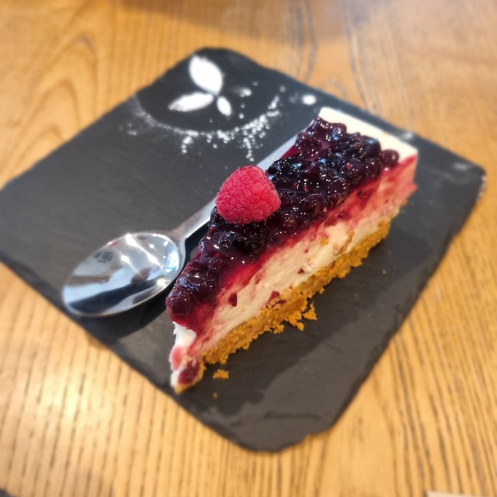 DaTerra Baixa Porto, Portugal Berry Cheesecake Review | abillion