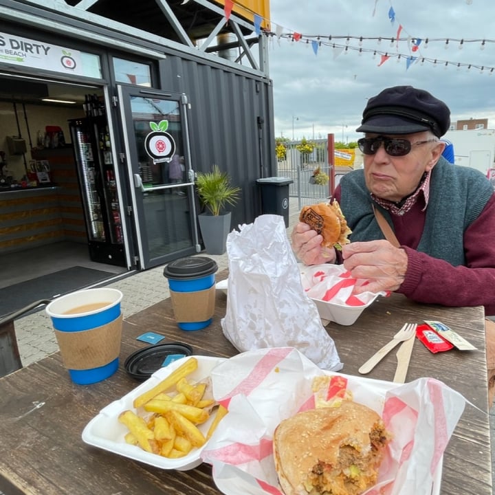 Hank's Pub & Food United Kingdom Cheeseburger Review | abillion