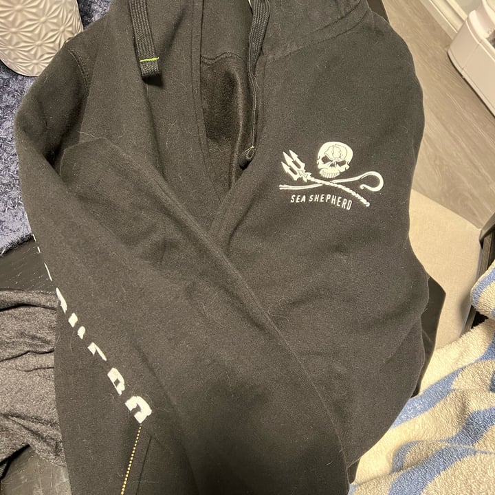 Sea Shepherd Men’s Jolly Roger Zip Hoodie Review | abillion