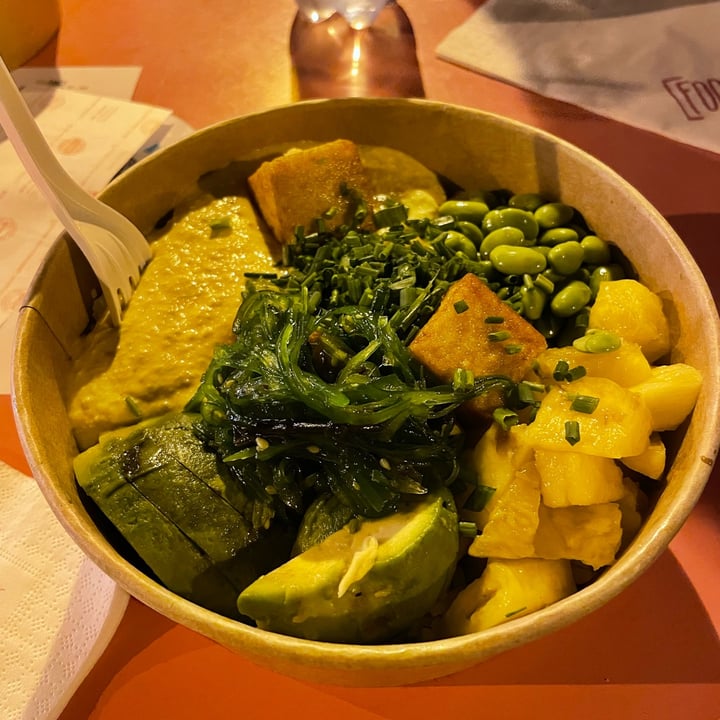 Foodie Cesena, Italy poke con riso bianco, avocado, ananas, wakame ...