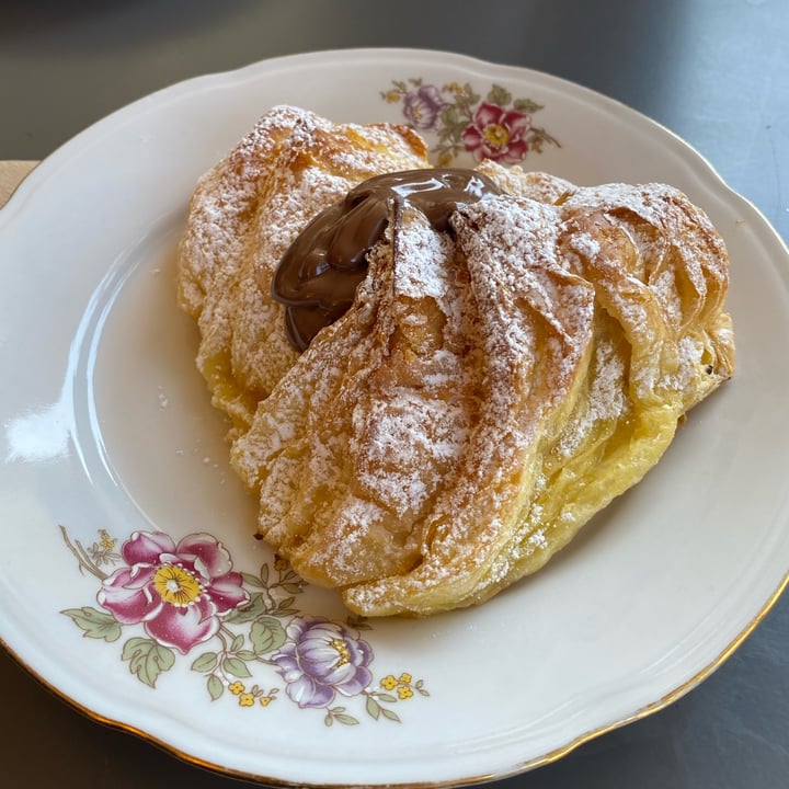 Snug The Comfort Café Roma, Italy cornetto al cioccolato Review | abillion