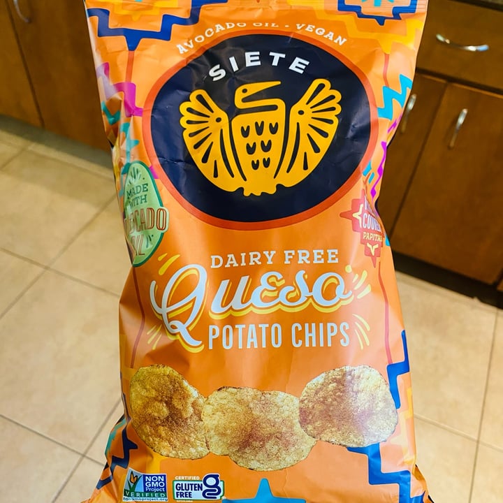 Siete Family Foods Kettle Cooked Dairy Free Queso Potato Chips Review ...