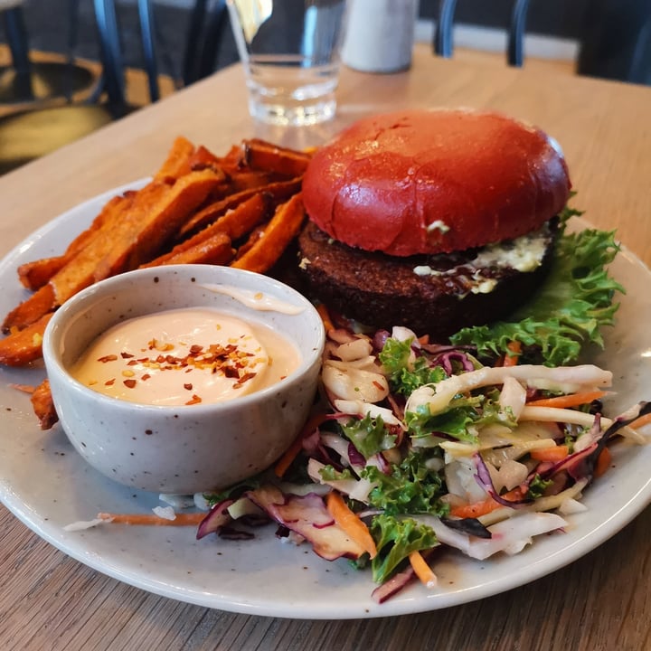 Mahalo Norrmalm, Sweden Burger Queen Review | abillion