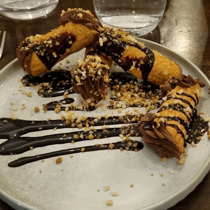 Utopia Vegan Italian Restaurant Nice France Cannolo Gianduia Review utopia-vegan-italian-restaurant-nice-france-cannolo-gianduia-review