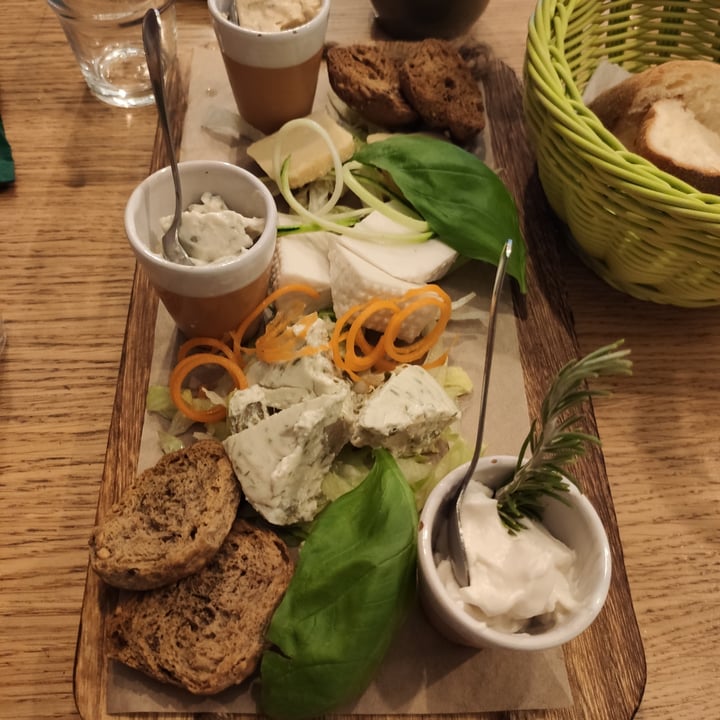 Cime Di Tapas Monopoli, Italy Tagliere Di Formaggi Della Fattoria Della ...
