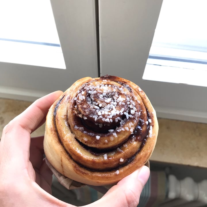 CASTEL ROSSO Basel, Switzerland Cinnamon roll Review | abillion