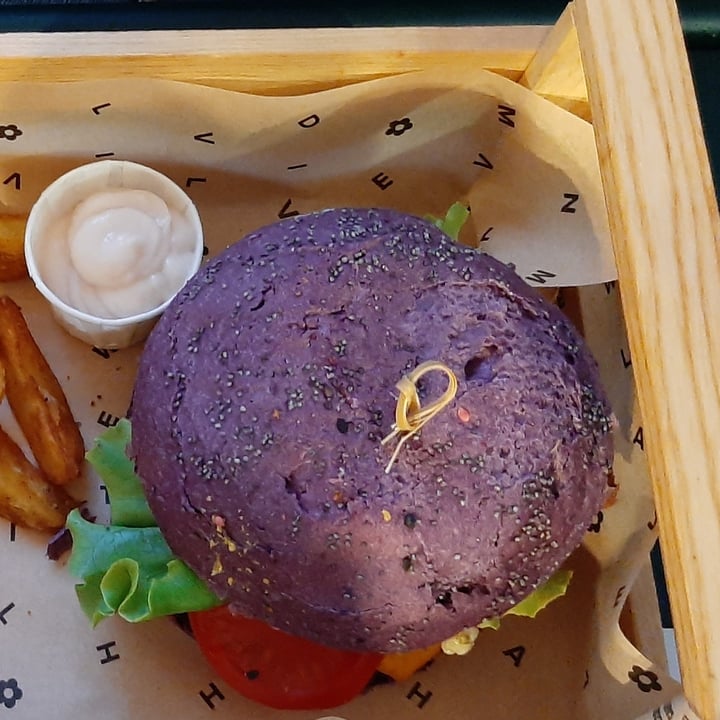 Flower Burger Roma Roma, Italy Cheesy Cecio Review | abillion