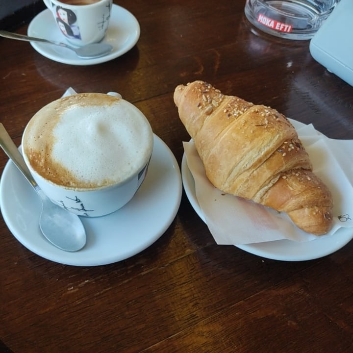 Nuova Tentazione snc Lido, Italy Cappuccino di Soia e croissant vegano ...