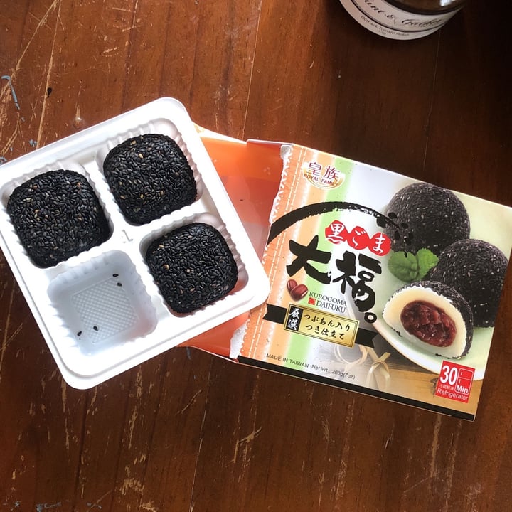 Royal Family Red Bean & Black Sesame Mochi Review | abillion
