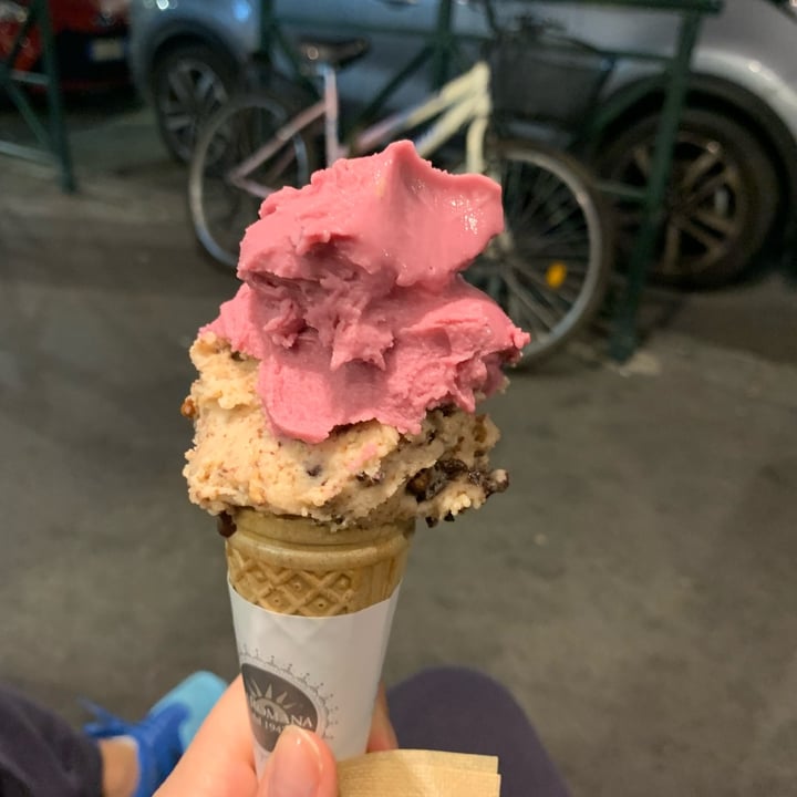 Gelateria La Romana Torino, Italy Gelato Crumble All’amarena E Mirtillo ...