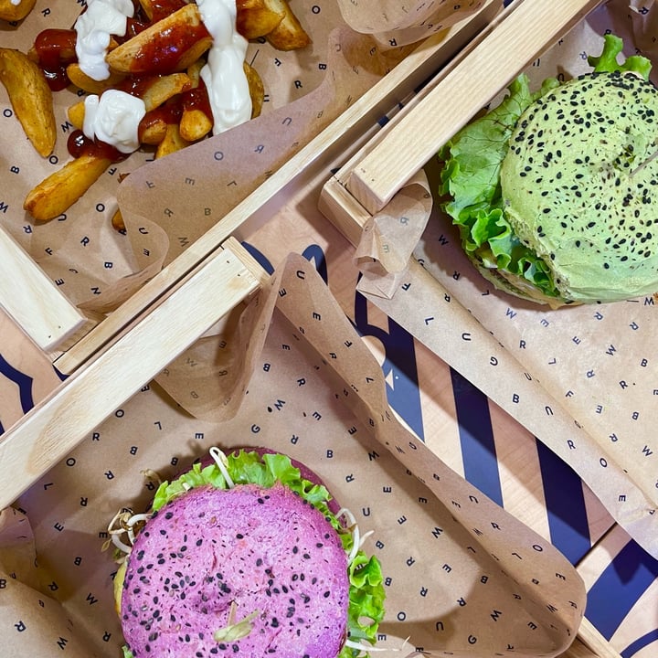 Flower Burger Reggio Emilia, Italy Cherry Bomb Review | abillion