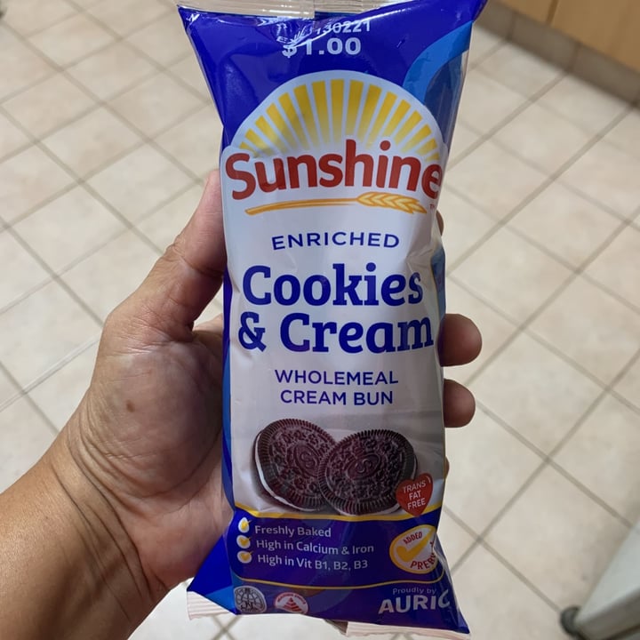 Sunshine Bakeries Enriched Cookies & Cream Wholemeal Cream Bun Review ...