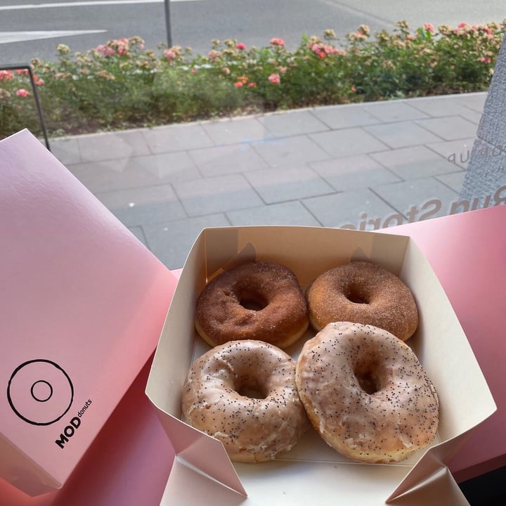 MOD Śródmieście, Warszawa, Poland Lemon Poppy Donut Review | abillion