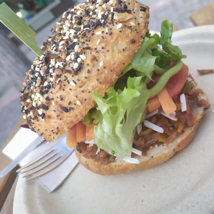 Bite Me Café Madrid, Spain Bagel con pulled pork, berenjena, aguacate y ...