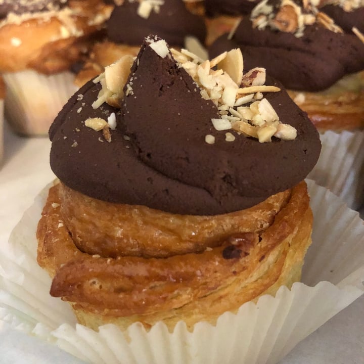 Dolce Bakery Cape Town, South Africa Chocolate and Nut Cruffin Review ...