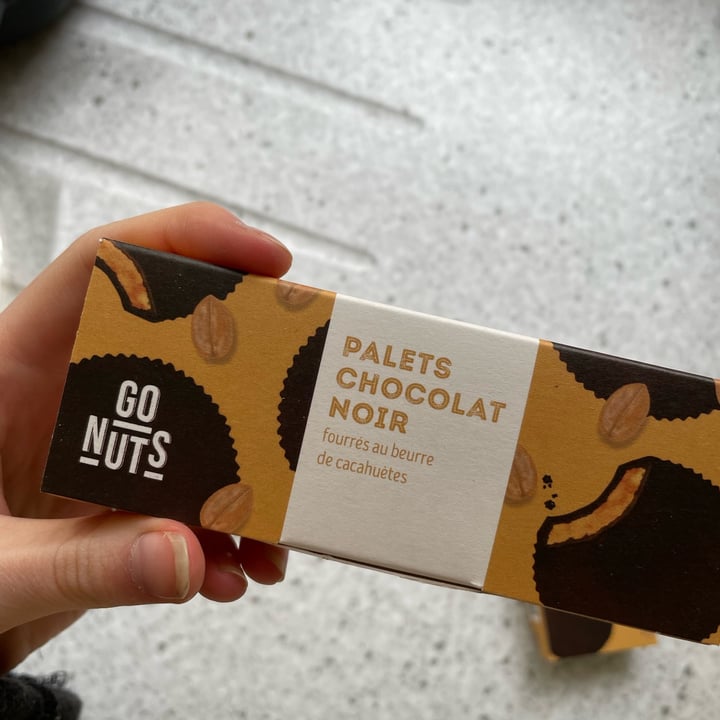 Go Nuts Palets de chocolat noir fourrés au beurre de cacahuètes Review ...