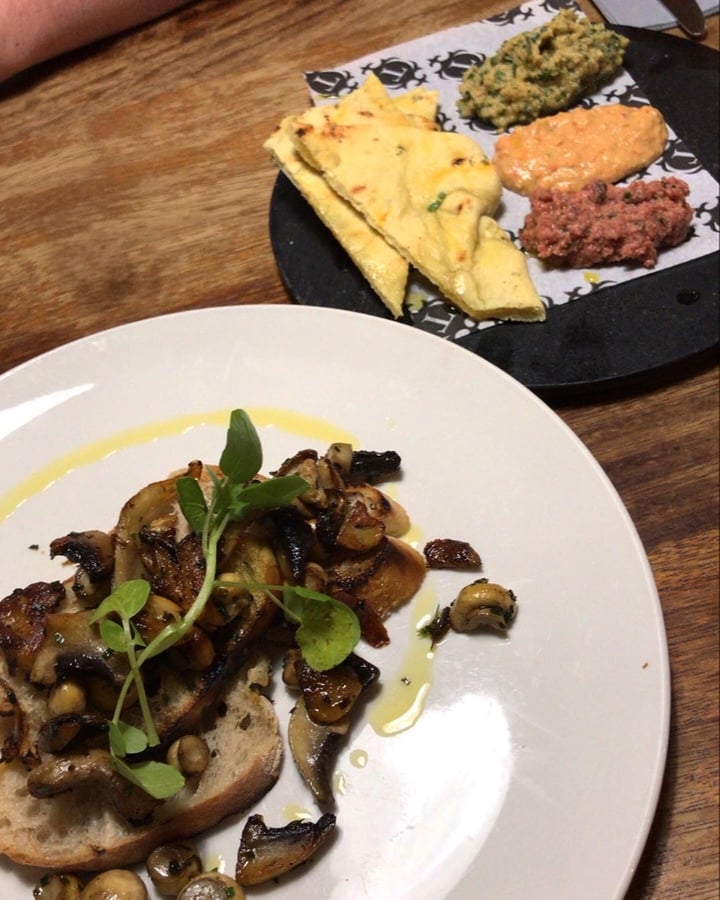Graze Inn United Kingdom Sautéed Wild Mushroom on Toast Review | abillion