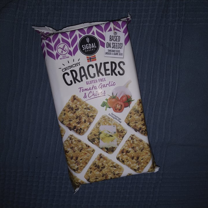 Sigdal bakeri CRUNCHY CRACKERS Tomato, Garlic & Chives Review | abillion