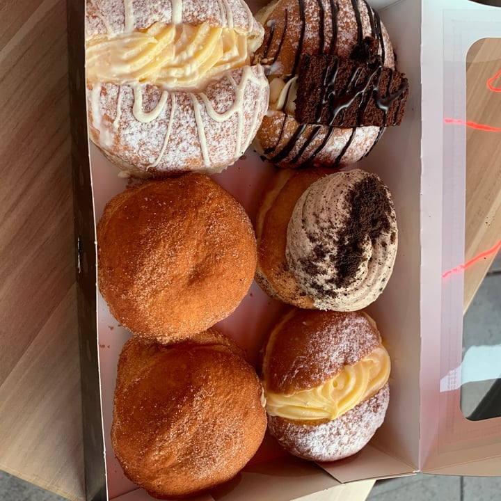 Daniel's Donuts Springvale, Australia Custard Donut Review | abillion