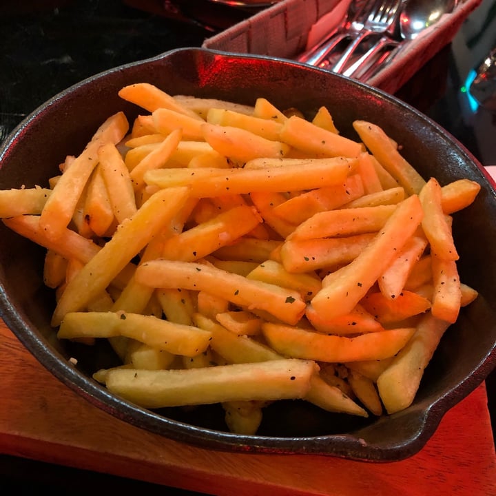 Central Perk Cafe Singapore River, Singapore Garlicky French Fries ...