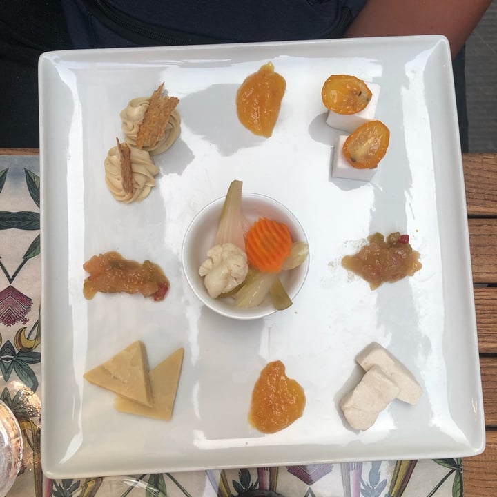Sementis Pietrasanta, Italy Piatto Di Formaggi Vegetali E Frutta Secca ...