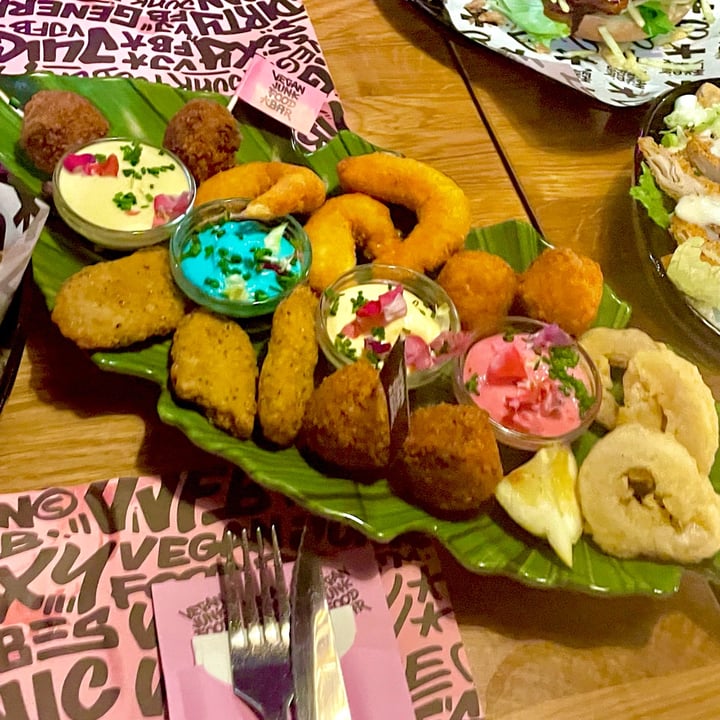 Vegan Junk Food Bar Barcelona, Spain VJFB Sumo Platter Review | abillion