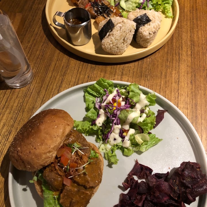 Burgreens Menteng Indonesia Vegan Rendang burger Review | abillion