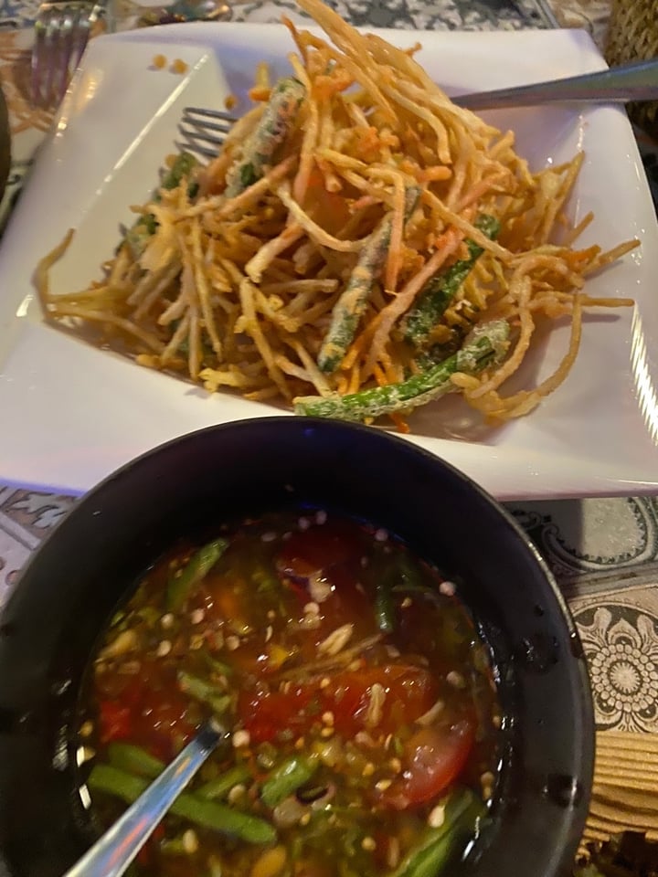 River wok Singapore River, Singapore Crispy Deep-fried Papaya Salad ...