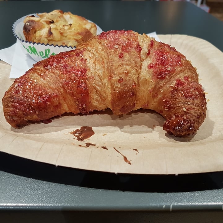 Autogrill Arda Fiorenzuola d'Arda, Italy Croissant vegano ai frutti di ...