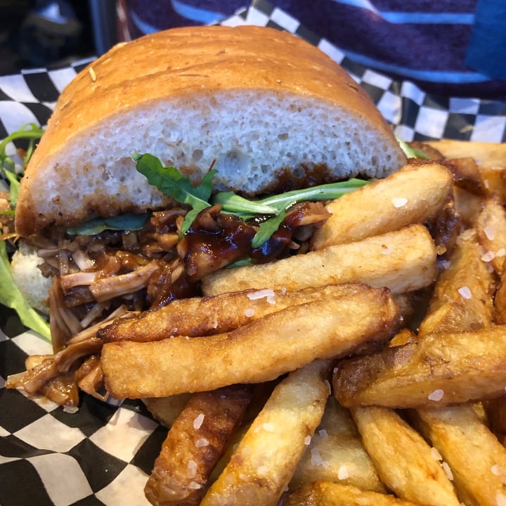 Grillicious Gourmet Tap & Grill Barrie, Canada Jackfruit Pulled Pork ...