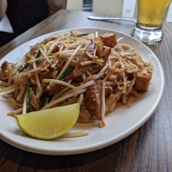 Little Asia Dundas, Hamilton, Canada Soy Chick'n Pad Thai Review | abillion