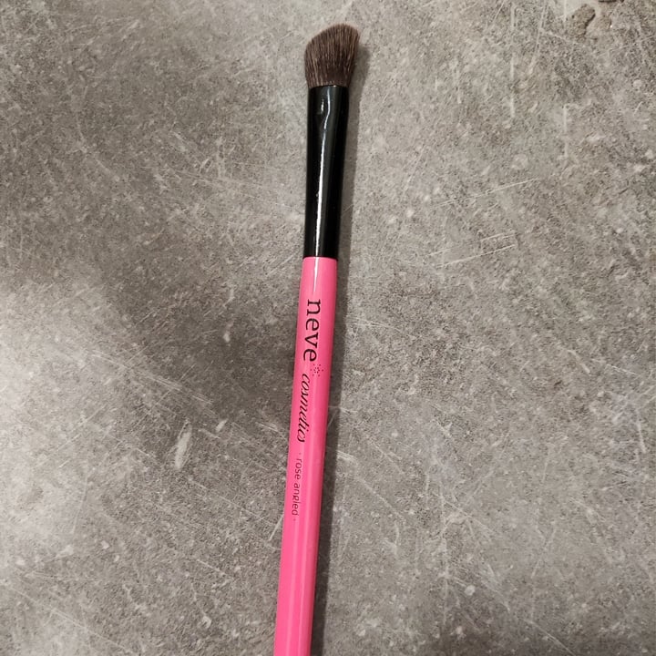Neve Cosmetics Pennello rose angled Review | abillion