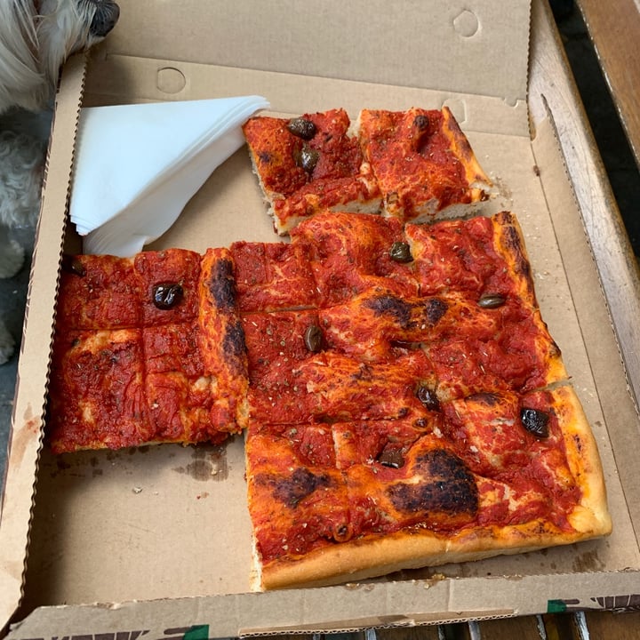 Pomo d'Oro Finale Ligure, Italy Pizza rossa con cipolle, olive e ...