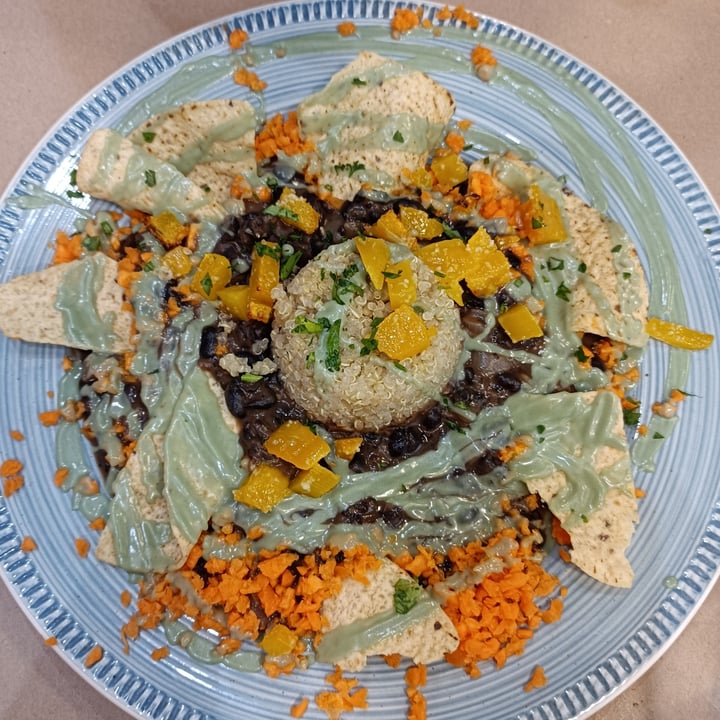 Black Salad Vitoria-Gasteiz, Spain Timbal de quinoa blanca con frijoles ...