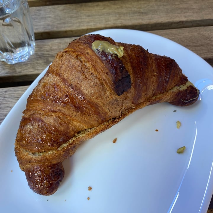 Uno Caff Olistico Bologna Italy Cornetto Vegano Al Pistacchio Review