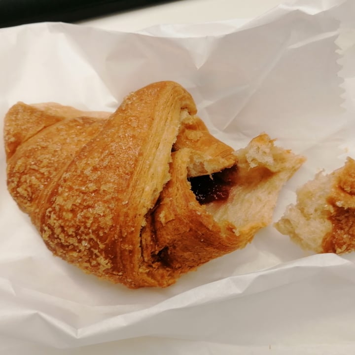 Giornale & Caffè Trento, Italy Cornetto Vegano con Ribes e Melagrana ...