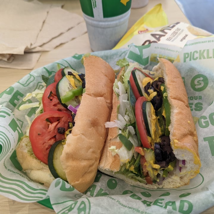 Subway Lebanon, United States Custom Veggies Sub Review | abillion