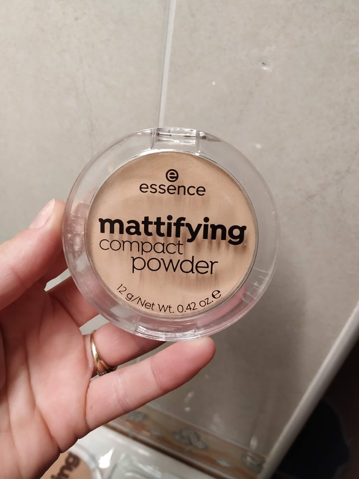 essence cosmetics Mattifying compact powder Review | abillion
