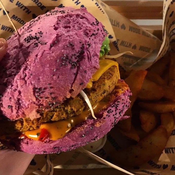 Flower Burger Rimini, Italy Cheesy Cecio Review | abillion