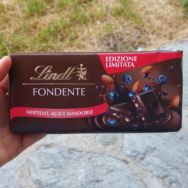 Lindt Fondente mirtillo, acai, mandorle Review | abillion