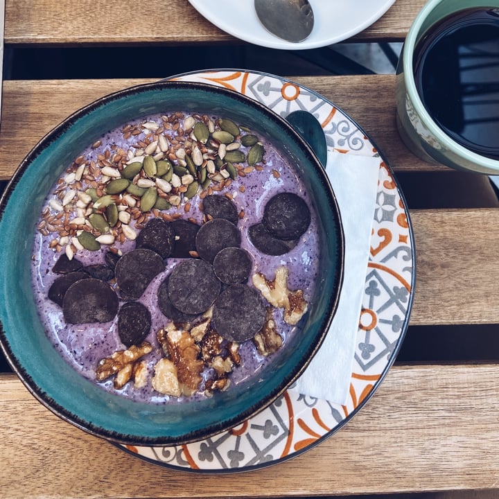 Avocuddle Café Torino, Italy Smoothie Bowl Review | abillion