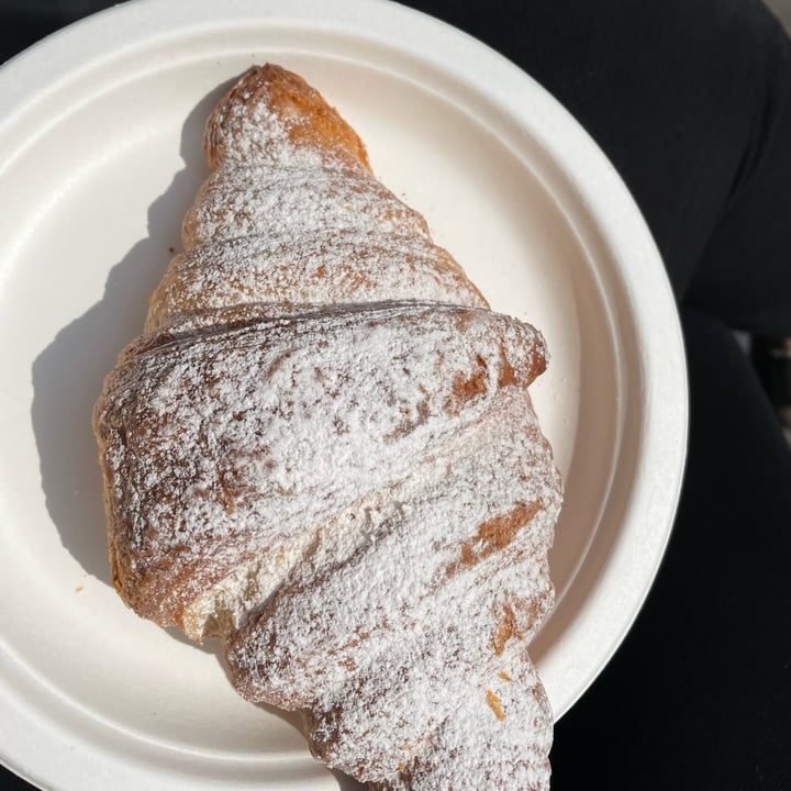 Wani - Vegan Bakery Roma, Italy Cornetto alla crema Review | abillion