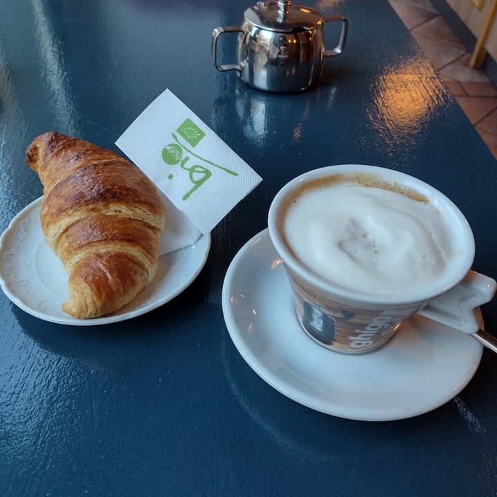 Mezzaluna Torino, Italy Brioche Vegana Alla Marmellata E Cappuccino Di ...