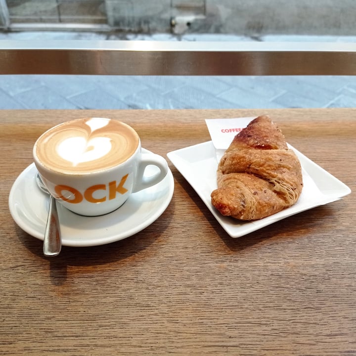 Coffee O' Clock Arezzo, Italy Cornetto veg + cappuccino di soia Review ...