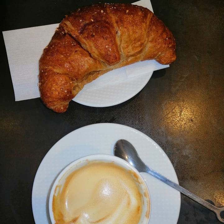 Cornetto Imperiale Roma, Italy Cornetto con confettura di more Review ...