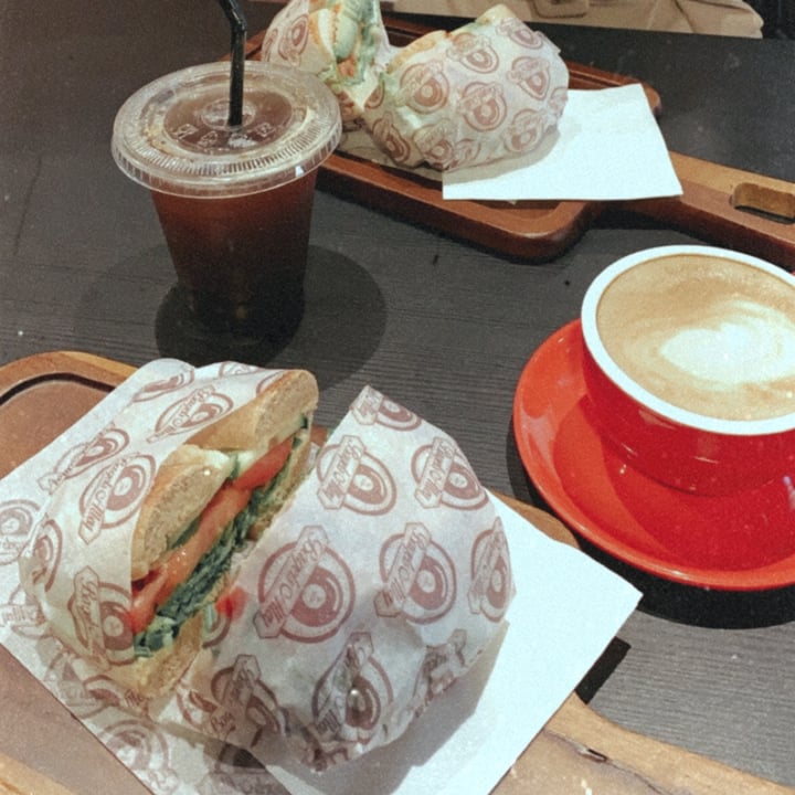Bagels Alley Central, Hong Kong Hummus veggie bagel Review | abillion