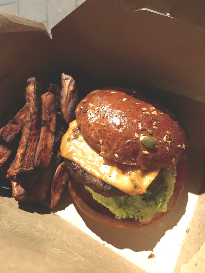 EATWELL, BECKENHAM United Kingdom Moving Mountains B12 Burger Review ...