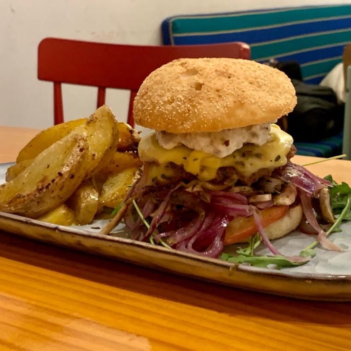 Pizzi & Dixie Madrid, Spain Burger genovesa Review | abillion