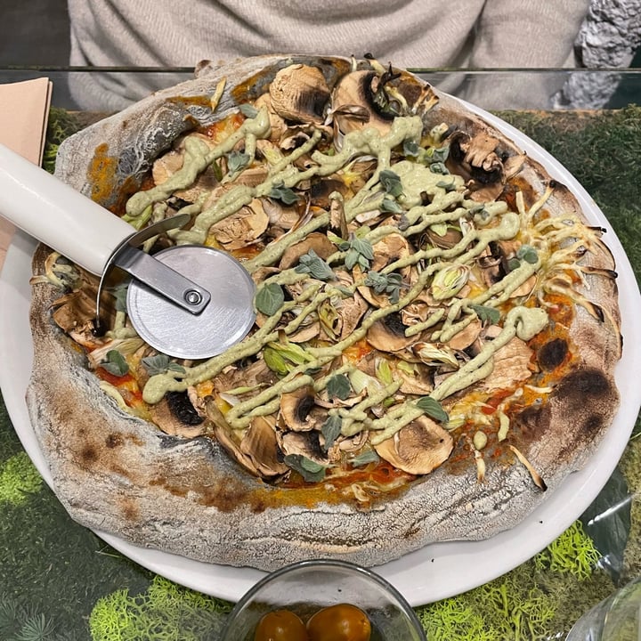 Pizzi & Dixie Madrid, Spain Pizza Pistacho y ajetes Review | abillion